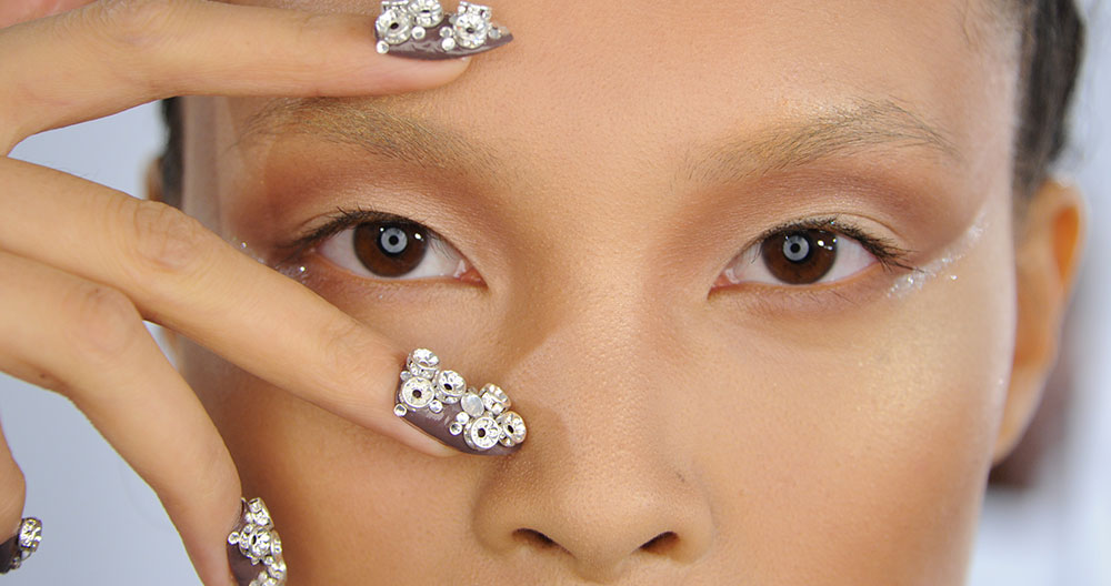 4 étapes à suivre pour que vos ongles en résine restent parfaits très ...